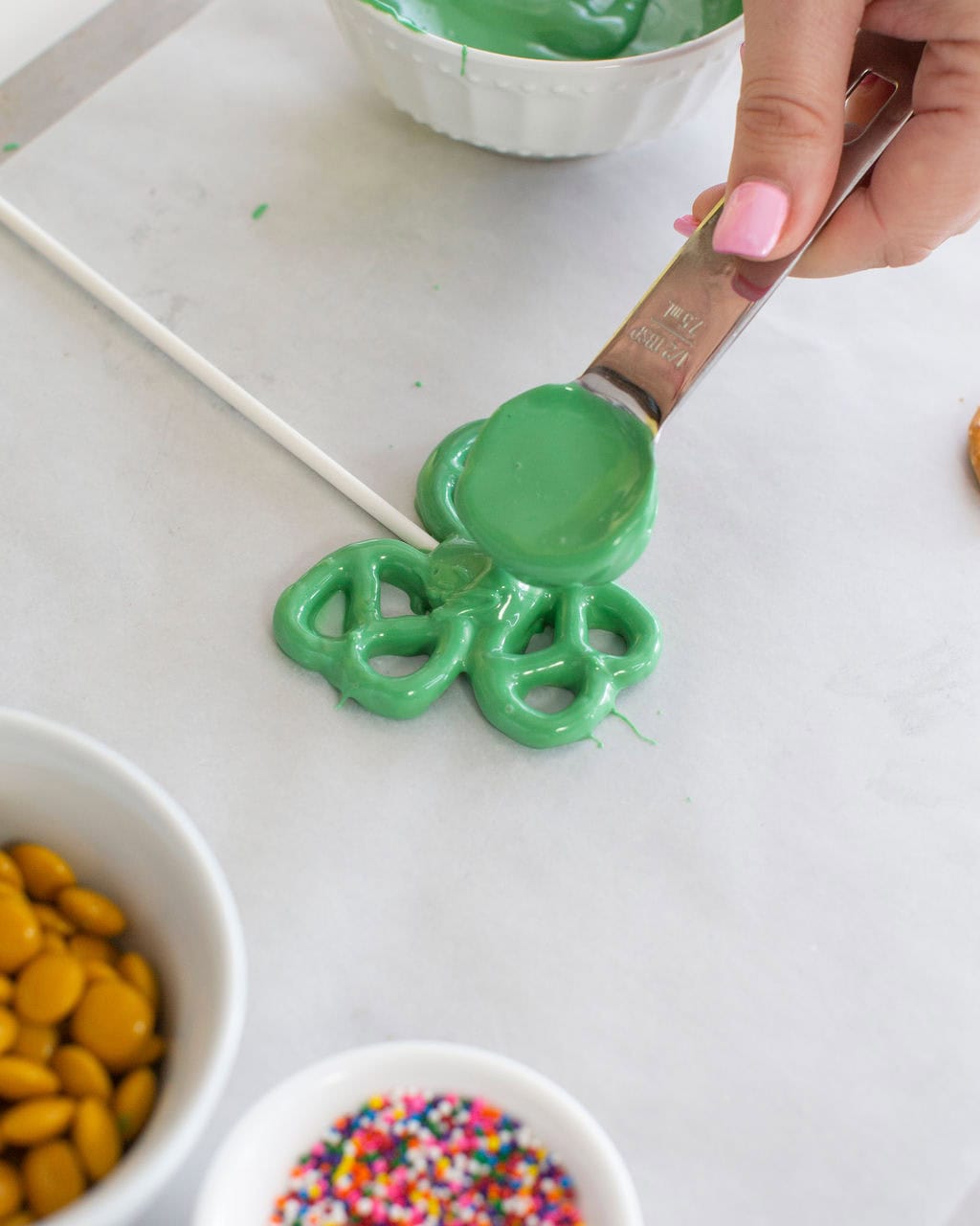 Shamrock Pretzel Pops (St. Patricks Day Dessert) - Best Friends For ...